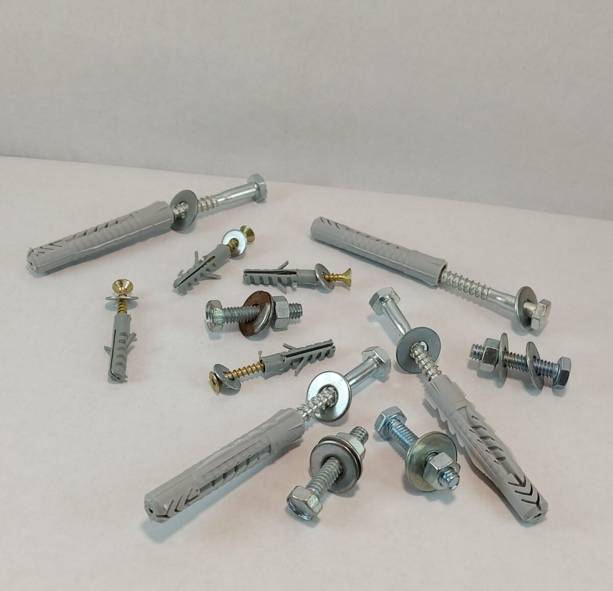 Kit Tornillos para ménsulas y equipo - Ceridono